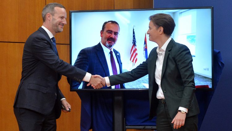 (FOTO) OTVORENA KANCELARIJA DFC U BEOGRADU Direktor će biti Džon ...