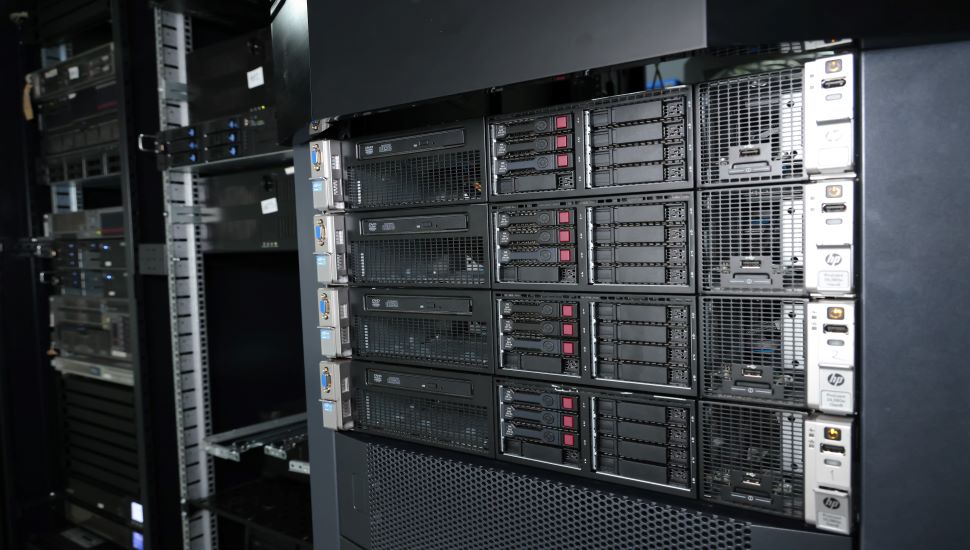 Kompanija ASEE donirala FON-u savremenu IT opremu | Biznis.rs