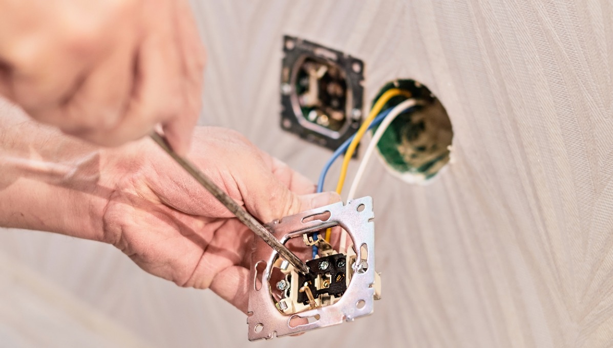 Male i mikro firme za postavljanje električnih instalacija poslovale ...